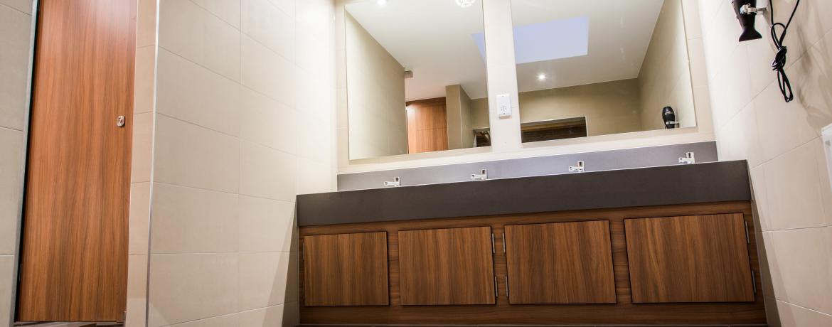 10 Traits of Exclusive Golf Club Changing Rooms | Commercial Washrooms